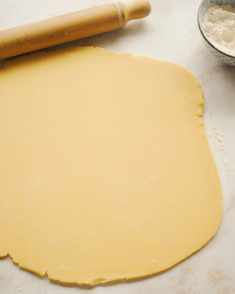 Sugar Cookies with Ruby and White Chocolate Coating | Lucia Paula