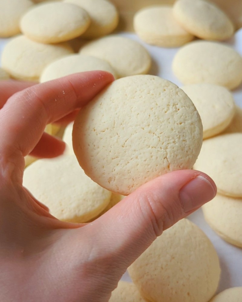 Alfajores (Dulce de Leche Sandwich Cookies) | Lucia Paula