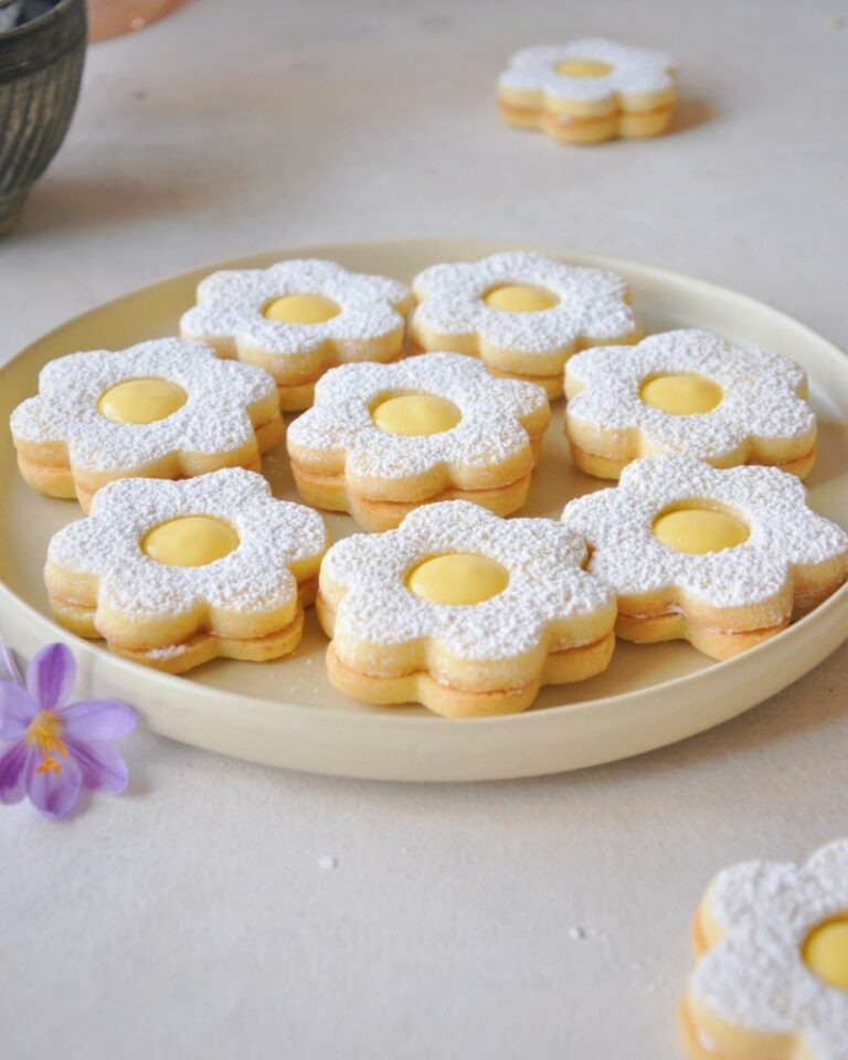 Daisy Cookies filled with Lemon Curd | Lucia Paula